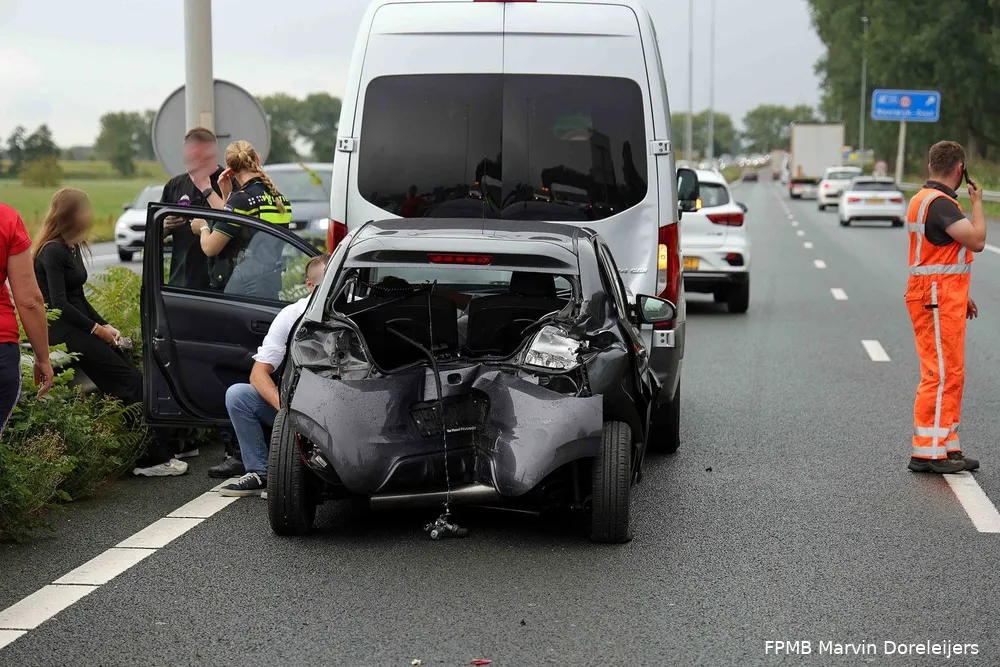 Flinke aanrijding op A59 bij Waalwijk, automobilist gewond naar ziekenhuis